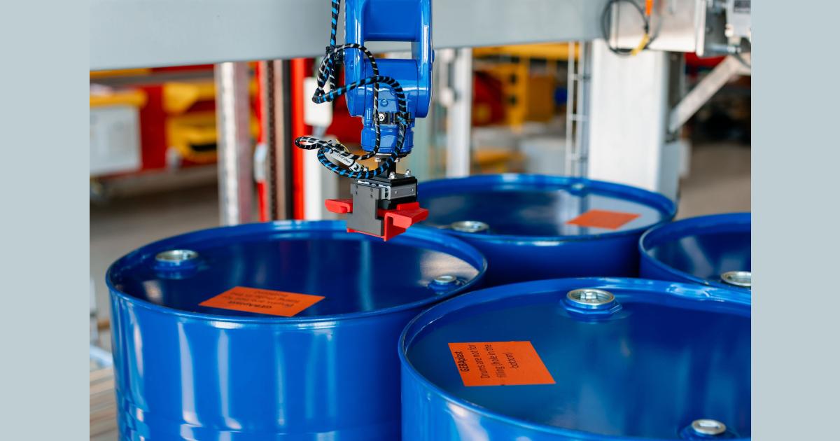 Automated drum securing for safe and efficient logistics | Drumclip